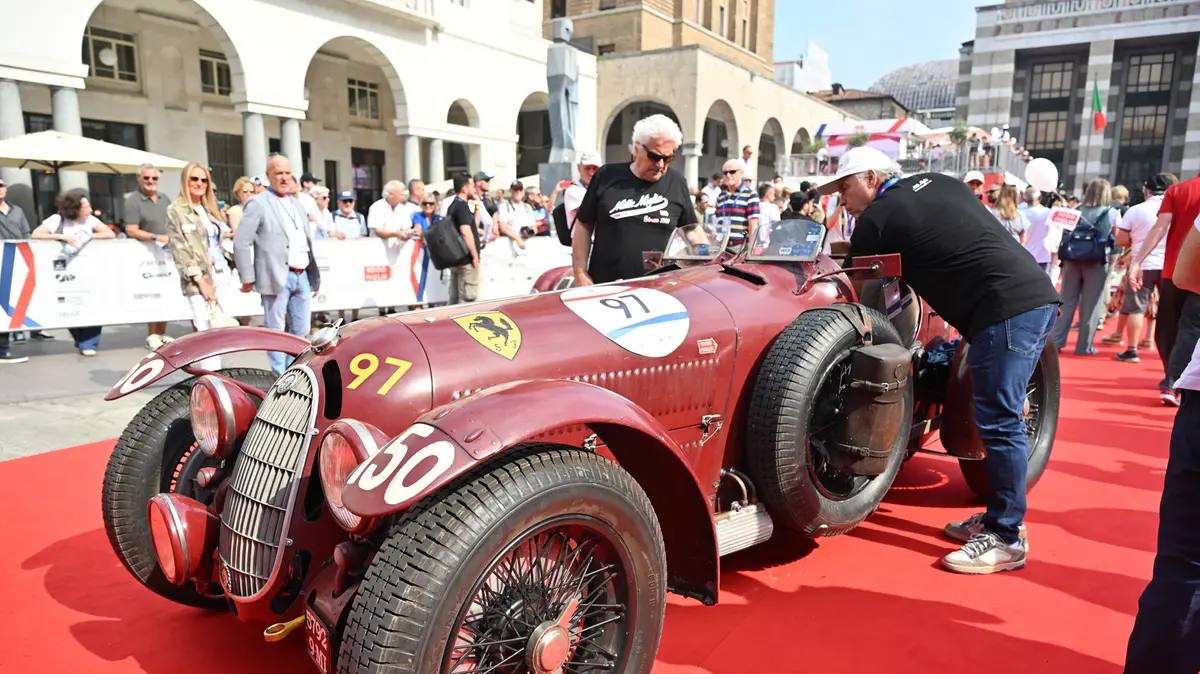 Mille Miglia, secondo giorno di punzonature: alle 11.30 la partenza ...