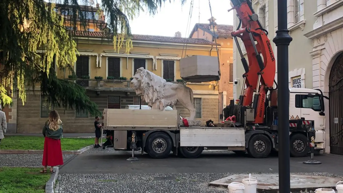 Gru davanti alla Pinacoteca: via i leoni di Ghidoni da piazza Moretto ...
